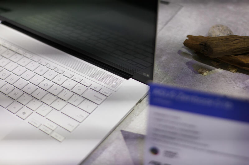 ASUS Zenbook S 16: Ultraleichtes Notebook mit Ryzen AI 300-APUs - PC ...